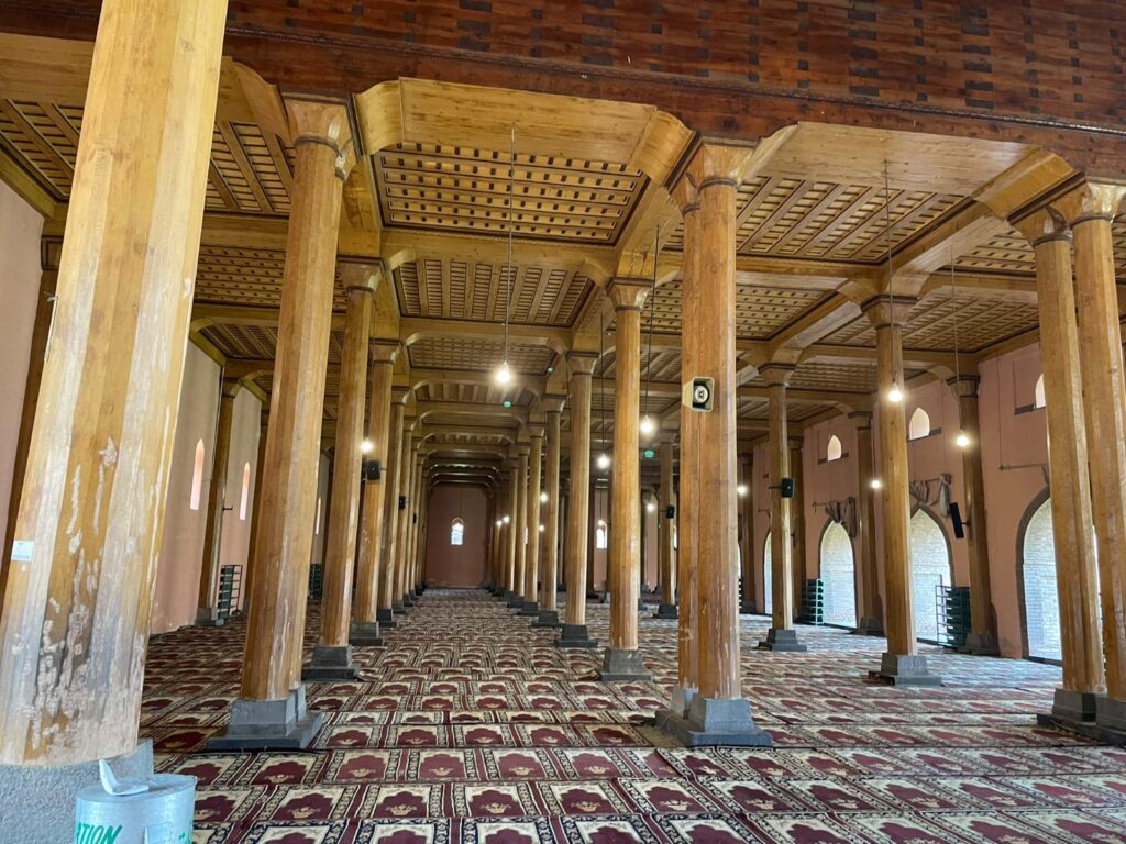 KASHMIR JAMA MOSQUE 03 - Halal Trip India